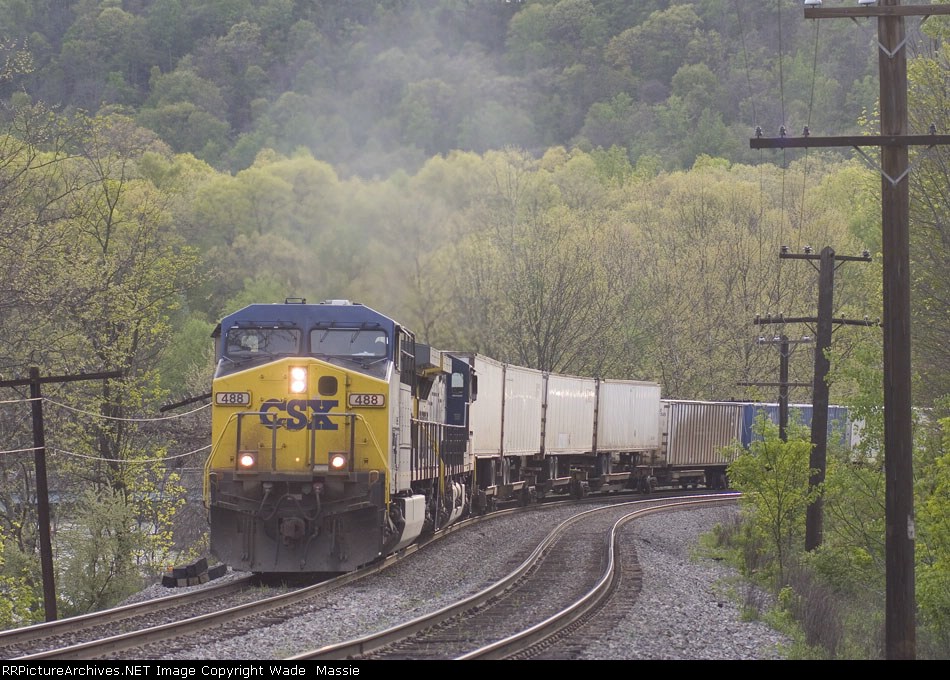 CSX 488 rolling through the curves